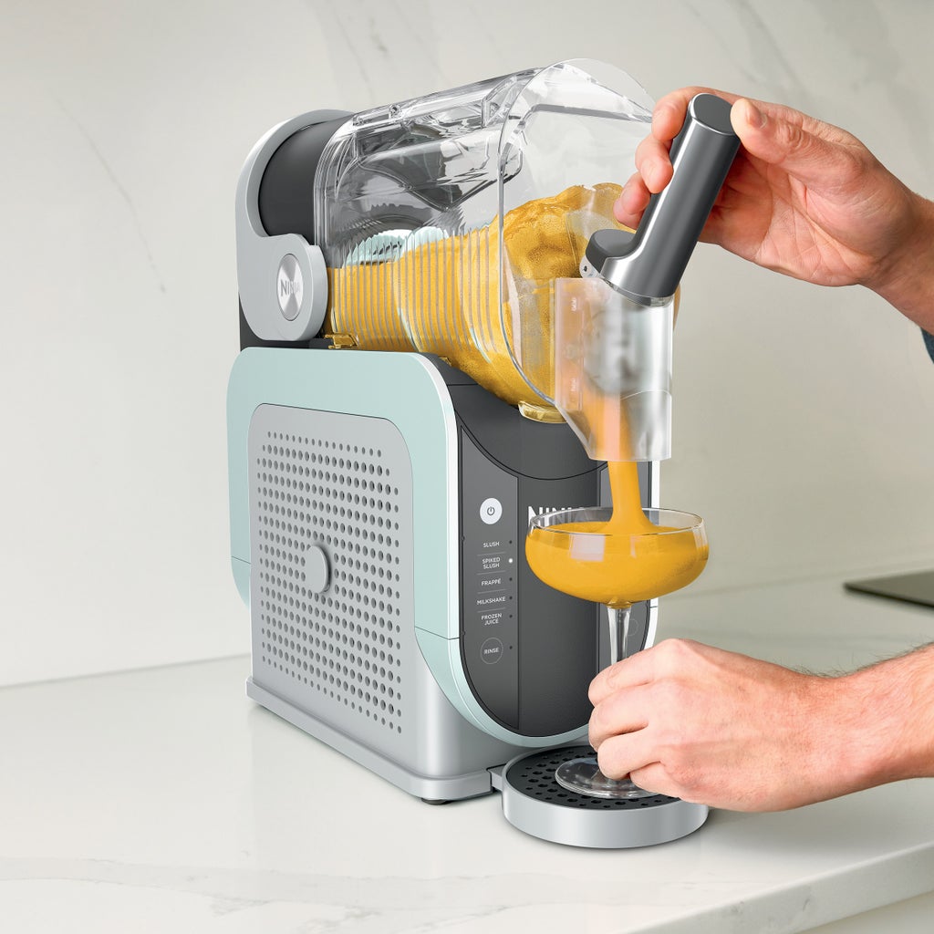 Ninja SLUSHi 2.84 L (96 oz.) Professional Frozen Drink Maker with 2 In ...