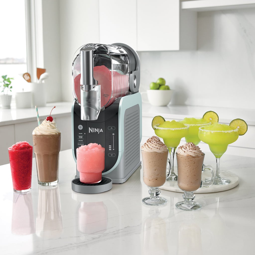 Ninja SLUSHi 2.84 L (96 oz.) Professional Frozen Drink Maker with 2 In ...